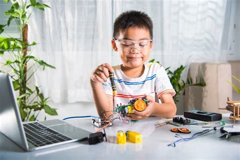 Asiatischer Junge Der Zu Hause Das Arduino Roboter Hausaufgaben