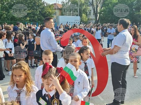 БТА Най късно до 15 октомври се подават заявленията за еднократна помощ за ученици от първи