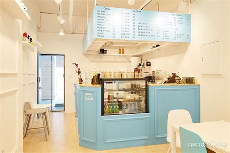 취향이 다른 자매가 뭉쳤다 도봉구의 큐티 클래식 카페 인테리어 카페 인테리어 디자인 인테리어 상점 내부