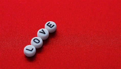 4k 바탕화면 Uppriktig 감정 강렬한 결혼 나의 발렌타인이되어 줘 낭만적인 단순한 단추 대담한 대조 둥근 따뜻한 로맨스 미니멀리스트