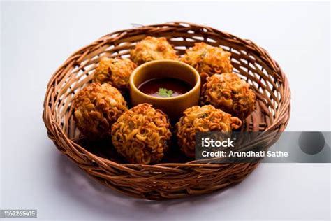 바삭바삭한 국수매기 파코라 또는 파코다는 케첩과 함께 제공되는 인기 있는 인도차이나 길거리 음식입니다 0명에 대한 스톡 사진 및 기타 이미지 Istock