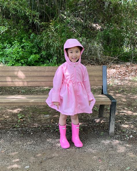 Somin 🍃 제품제공 택배상자 열자마자 달콤한 향기가 솔솔 🌷 언박싱부터 신는 순간까지 행복기운 꽉꽉 채워주는 미니멜리사 의 여름샌들 이에요 무지개 컬러의