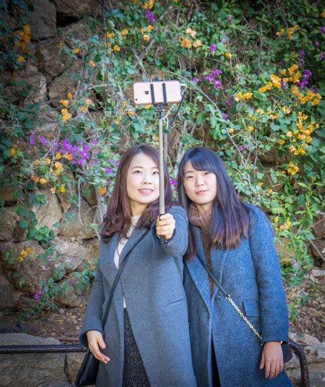 무료 이미지 스마트 폰 자연 집 밖의 사람들 카메라 사진술 귀엽다 여행 초상화 어린 봄 전화 가을 우정 라이프 스타일 시즌 웃고있는 꽃들