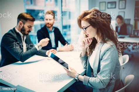 비즈니스 사람들이 프로젝트에 협력 하 고 사무실에서 브레인 스토밍 중년 커플에 대한 스톡 사진 및 기타 이미지 중년 커플 2명 계약서 Istock