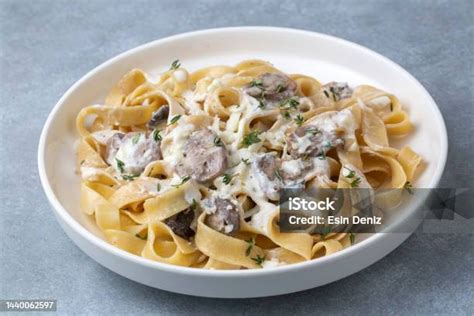 수제 이탈리아 페투치니 파스타 와 버섯과 크림 소스 전통적인 이탈리아 요리 건강한 생활방식에 대한 스톡 사진 및 기타 이미지 Istock