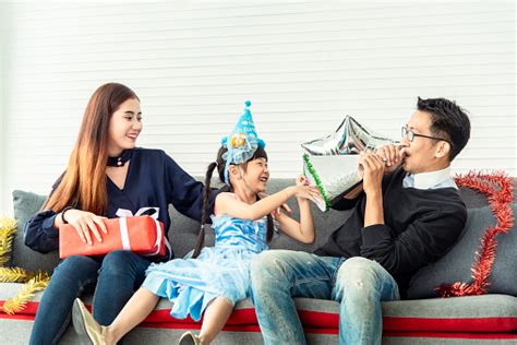 집에서 거실에서 선물 상자와 함께 즐기는 파티를 축 하 하는 행복 가족 가정에서 가족에 휴일 파티와 축 하 크리스마스 선물