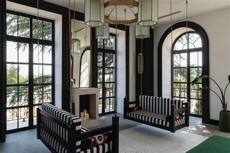 ესკიზი ახალი თაობის ბუტიკ კონცეპტუალური ქართული სასტუმროების ბრენდი At