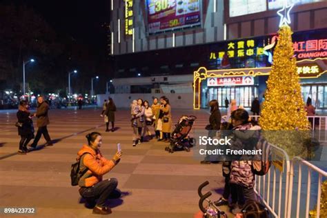 중국 사람들이 동지의 전통적인 축제에서 크리스마스를 축 하합니다 거리에 대한 스톡 사진 및 기타 이미지 거리 건축 공 스포츠 장비 Istock
