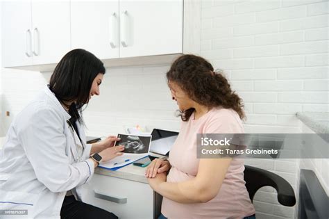 산부인과 의사 초음파 산전 진단 의사는 임신 한 환자에게 아기의 초음파 검사를 보여줍니다 2명에 대한 스톡 사진 및 기타 이미지 2명 40주 태아 간호사 Istock