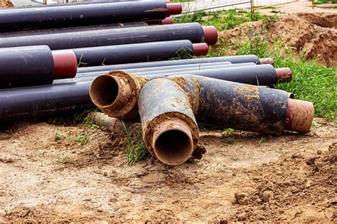 난방 및 급수 망의 분배 단위의 설치 접지 트렌치에 파이프를 연결하기위한 프레임 0명에 대한 스톡 사진 및 기타 이미지 0명 가솔린 갈색 Istock