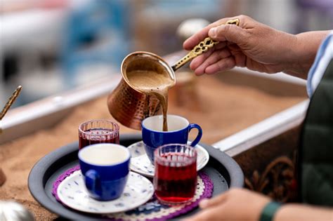 뜨거운 모래에 터키 커피를 양조 터키와 중동에서 커피를 만드는 전통적인 방법 0명에 대한 스톡 사진 및 기타 이미지 0명