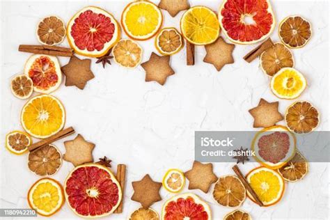 카피 스페이스와 흰색 배경에 다양한 감귤류 진저 브레드와 향신료의 말린 조각의 테두리 0명에 대한 스톡 사진 및 기타 이미지