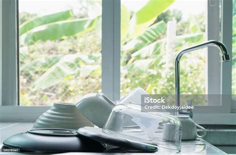 깨끗한 접시 그릇 및 커피 컵은 집에있는 부엌의 싱크대에 놓입니다 가사 집안일에 대한 스톡 사진 및 기타 이미지 가사 집안일