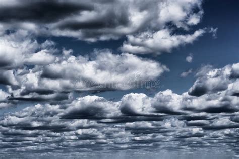 Ciel Bleu Avec Les Nuages Orageux Dramatiques Photo Stock Image Du Cloudscape Coloré 57607156