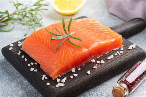 연어 필레 나무 도마에 붉은 소금에 절인 생선 레몬 로즈마리 향신료 건강한 식생활에 대한 스톡 사진 및 기타 이미지 건강한 식생활 날것 다이어트 Istock