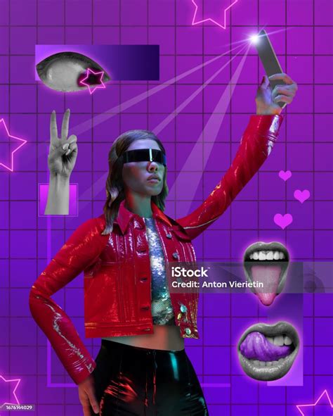 기치 포스터 현대 미술 콜라주 셀카를 찍는 잘생긴 젊은 여성의 창의적인 합성 이미지는 디스코 분위기에 둘러싸여 있다 밤 하루 시간대에 대한 스톡 사진 및 기타 이미지