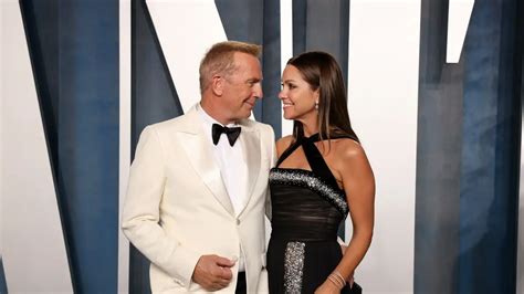 גרושתו של קווין קוסטנר בחופשה אקזוטית עם חבר שלו וואלה סלבס