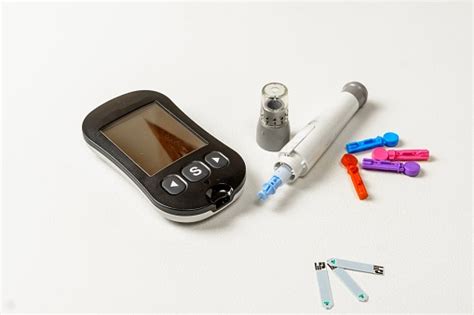 디지털 혈당 측정기 란셋 흰색 배경에 채혈 장치가 있는 당뇨병 치료 키트 0명에 대한 스톡 사진 및 기타 이미지 0명