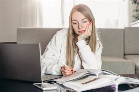 원격 학습 피곤한 슬픈 소녀 학생은 집에 노트북이있는 테이블에 앉아 격리 상태에서 원격으로 영어 수업을 가르칩니다 30 34세에 대한 스톡 사진 및 기타 이미지 Istock