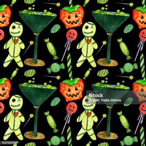 어두운 배경에 다양한 미스터리 아이템이있는 할로윈 스타일의 수채화 이음새가 없는 패턴 술 마실 것에 대한 스톡 벡터 아트 및