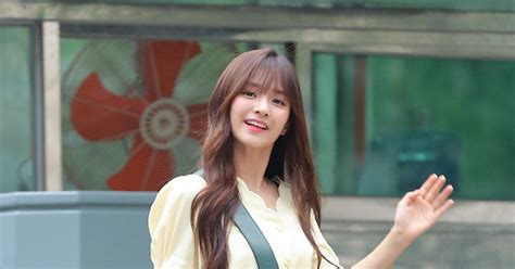 프로미스나인 이나경 샤랄라 미소 뮤직뱅크 출근길
