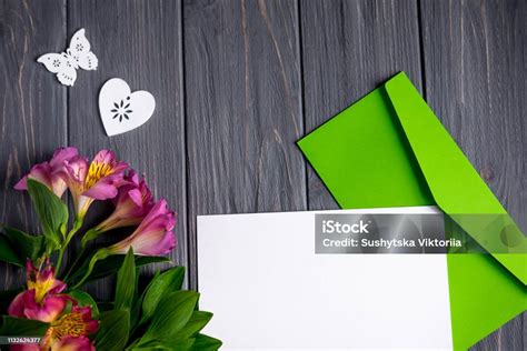 분홍색 색깔과 나비의 자연 꽃과 어두운 나무 배경에 빈 종이를 모의 빈 텍스트 프레임입니다 꽃과 인사말 카드 디자인입니다 나무 바탕에 올레순 위에서 보기 0명에 대한 스톡