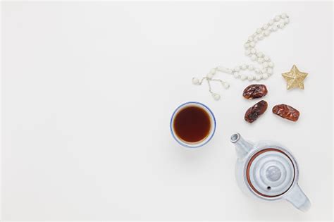 테이블 장식 라마단 카림 휴일 백그라운드의 상위 뷰 공중 이미지 화이트 묵 주 및 컵 차 평면 위치 날짜 할랄 식사 금식에 대 한 설정 화이트 나무에 무슬림과 공간에 대 한