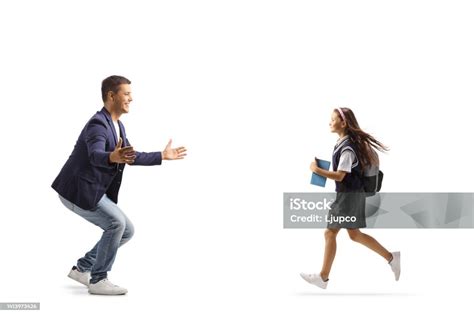 행복한 아버지를 안아주기 위해 달리는 여학생의 전체 길이 프로필 샷 2 3 살에 대한 스톡 사진 및 기타 이미지 2 3 살 2명 30 34세 Istock