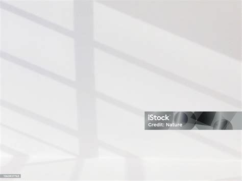 그림자를 표시합니다 추상적인 빛 흰색 텍스처 월의 창에서 검은 그림자 오버레이 햇빛 아키텍처 배경 텍스처는 창에서 반사되는 빛입니다 0명에 대한 스톡 사진 및 기타 이미지