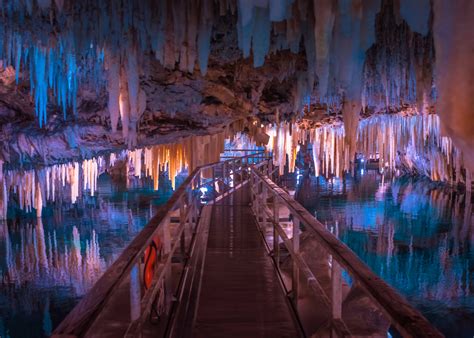 Underground Crystal Cave Crystal Cave In Bermuda Subterranean Cavern