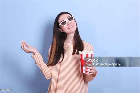 색깔의 배경에 팝콘을 가진 소녀 영화 3d 영화를 보세요 Tv 보기에 대한 스톡 사진 및 기타 이미지 Tv 보기 공포 무서움 긍정적인 감정 표현 Istock