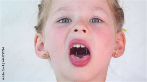 Vidéo Stock Saliva Close Up Girl Collects Drool On Her Tongue The