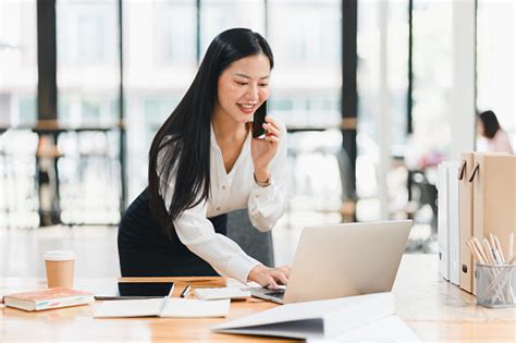 현대 사무실 환경에서 노트북으로 작업하는 효율적인 여성 Youth Organization에 대한 스톡 사진 및 기타 이미지