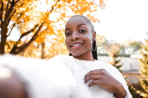 Premium Photo Smiling Beautiful African Woman Hold Hand Phone