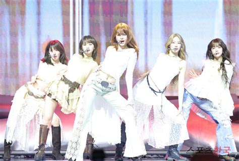 르세라핌 다섯 번째 미니 앨범 ‘핫으로 컴백