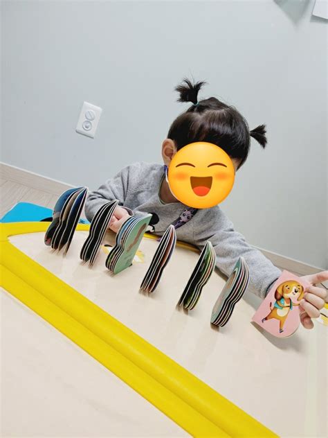 호반아이사랑♡ 만1세발달과정발달특성발달수준 3세놀이 3세발달과정 미술미니고깔트리만들기 모루탐색하기 크리스마스관련놀이 겨울놀이 신체소근육그림책도미노놀이해요 그림책도미노놀이