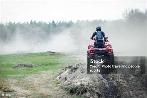 먼지 속에서 경주하는 Atv 및 Utv 오프로드 차량 극단적 인 아드레날린 4륜구동 30 34세에 대한 스톡 사진 및 기타 이미지 30 34세 4x4 자동차 4륜