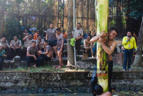 Lomba Panjat Pisang Sambut Hari Jadi Kbs Ke 107