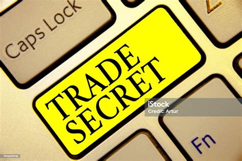 영업 비밀을 보여주는 텍스트 기호 개념 사진 기밀 정보 제품 지적 재산권 노란색 키보드 키 의도 대 한 반사 문서 컴퓨팅 컴퓨터