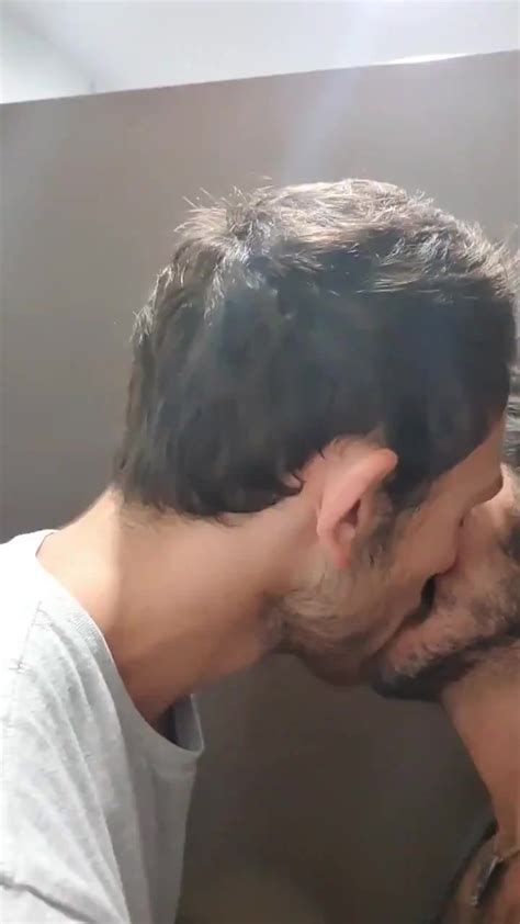 Guys Kissing Guys Kissing