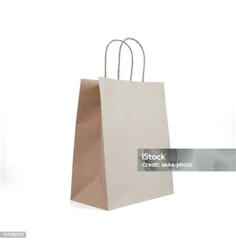 손잡이가있는 접힌 종이 봉지 재활용 종이 쇼핑백 흰색 배경에 격리 재활용에 대한 스톡 사진 및 기타 이미지 재활용 컷아웃 0명 Istock