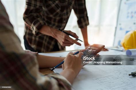 다민족 엔지니어 브레인스토밍 및 비용 추정을 위한 청사진 및 평면도 도면 주택 및 건물의 설계 건축 및 엔지니어링 정보 2명에 대한 스톡 사진 및 기타 이미지 Istock