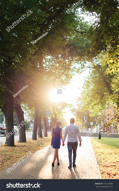 4 Thousand Couple Kissing Park Silhouette Royalty Free Images Stock