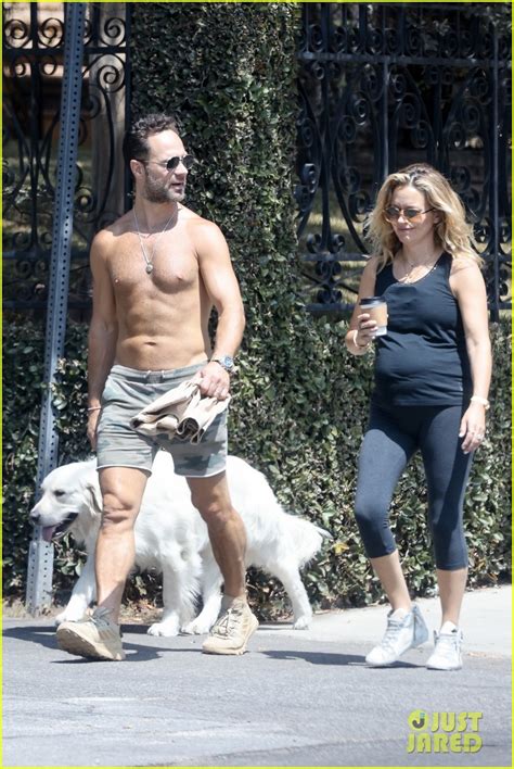 The Lincoln Lawyers Becki Newton Is Pregnant Glows In New Photos With