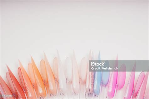 네일 페인팅을위한 바니시 색상 팔레트 매니큐어의 여러 가지 색상의 샘플 매니큐어 배경 네일 아트 디자인 휠 매니큐어를위한 거짓 손톱 세트 공간을 복사합니다 0명에 대한 스톡