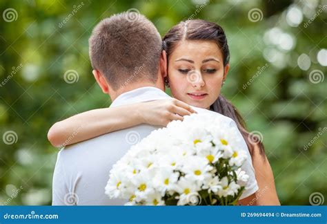 Feliz Pareja Joven Enamorada Al Aire Libre En El Parque Foto De Archivo Imagen De Hembra