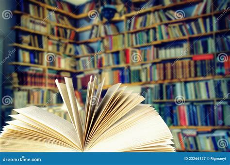 ouvrez le livre dans une bibliothèque image stock image du ramassage