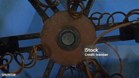 롤 스레딩 코일 파이프 플라스틱 수도관 공장의 제조 물과 기압을 사용하여 공작 기계에 플라스틱 튜브를 만드는 과정 0명에 대한 스톡 사진 및 기타 이미지 Istock