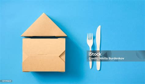 두 종이 친환경 패스트 푸드 용기와 파란색 종이 배경에 칼이있는 포크 컨테이너는 집의 형태로 쌓여 있습니다 0명에 대한 스톡 사진 및 기타 이미지 Istock