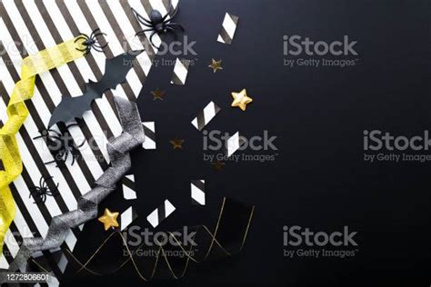 할로윈 파티 초대 모형 축하 프레임 박쥐 거미 잭 오 랜턴 별 색종이 리본할로윈 장식 개념 플랫 레이 상단 보기 흑백 배경에 공간을 복사합니다 10월에 대한 스톡 사진 및